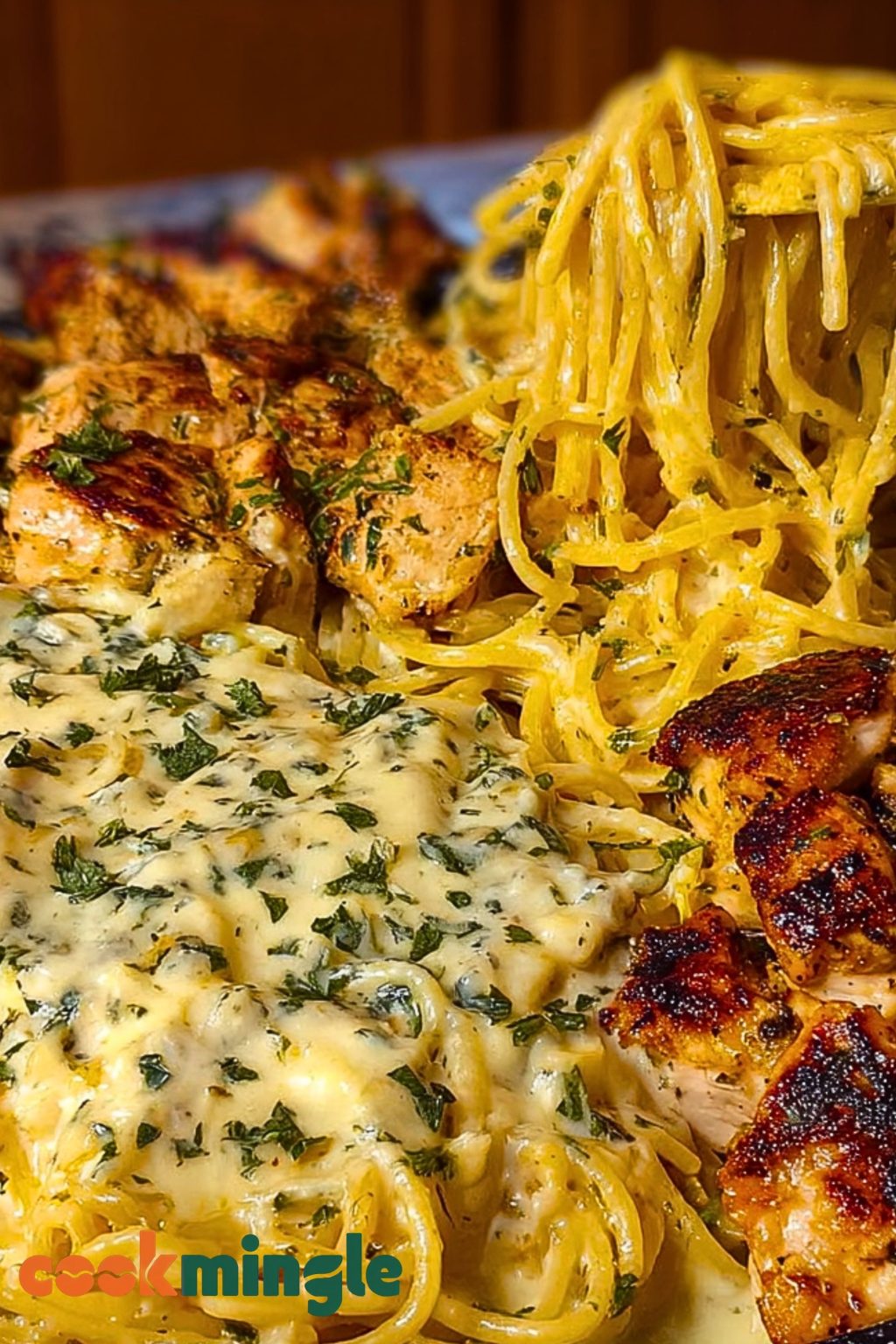 Creamy Velveeta Chicken Spaghetti with Mozzarella Garlic Cheese Sauce ...